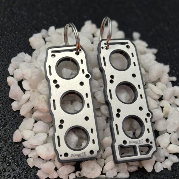 DisagrEEのアルファロメオ ブッソV6エンジンヘッドガスケットキーホルダーです。車好きのココロをくすぐるキーホルダーをリリースし続ける、ドイツDisagrEE社のキーホルダー。わかる人にはわかるデザインがキーの外側でさりげなく主張しま...