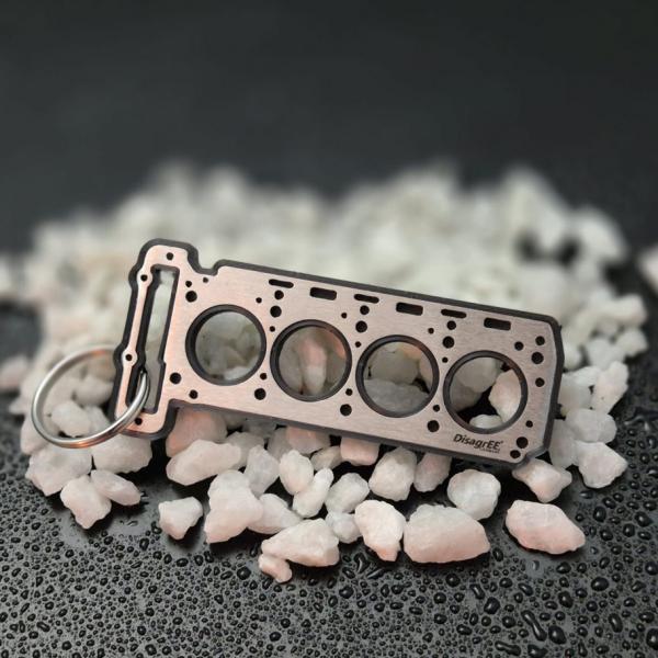 DisagrEEのメルセデスベンツ M111エンジンヘッドガスケットキーホルダーです。車好きのココロをくすぐるキーホルダーをリリースし続ける、ドイツDisagrEE社のキーホルダー。わかる人にはわかるデザインがキーの外側でさりげなく主張しま...