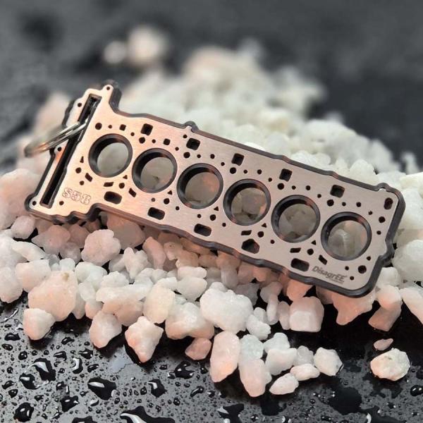 DisagrEEのBMW S58エンジンヘッドガスケットキーホルダーです。車好きのココロをくすぐるキーホルダーをリリースし続ける、ドイツDisagrEE社のキーホルダー。わかる人にはわかるデザインがキーの外側でさりげなく主張します。・"S5...