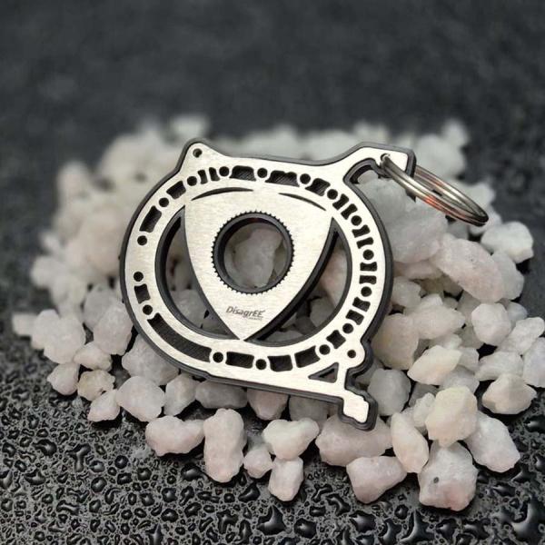 DisagrEEのマツダ 13Bエンジン ロータリーセクションキーホルダーです。車好きのココロをくすぐるキーホルダーをリリースし続ける、ドイツDisagrEE社のキーホルダー。わかる人にはわかるデザインがキーの外側でさりげなく主張します。・...