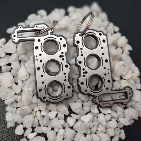 DisagrEEのM96/M97エンジンヘッドガスケットキーホルダーです。車好きのココロをくすぐるキーホルダーをリリースし続ける、ドイツDisagrEE社のキーホルダー。わかる人にはわかるデザインがキーの外側でさりげなく主張します。・刻印な...