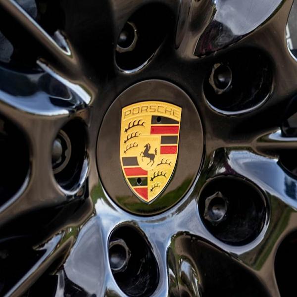 ポルシェ 992／991.2／718ケイマン・ボクスター等用 ポルシェ純正 グロスブラック ホイールキャップです。・ポルシェ純正パーツ・カラー：グロスブラック・グロスブラック ホイール用・単品販売＊画像はイメージです。