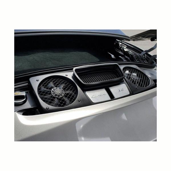 ポルシェ 991前期モデル(991.1) カレラ／カレラ4 3.4Ltr用 ポルシェ純正 エンジン カバーです。・ポルシェ純正パーツ・カラー：ブラック・カレラ 3.4Ltr用・"Carrera"／"3.4"の印字入り＊画像はイメージです。