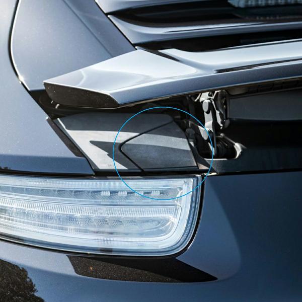 ポルシェ 991 カレラ 前期モデル用 ポルシェ純正 左側 リアスポイラー エンド カバーです。・ポルシェ純正パーツ・カラー：ブラック・単品販売(左側 リアスポイラー エンド カバー)*右側 リアスポイラー エンド カバーの商品番号は「99...