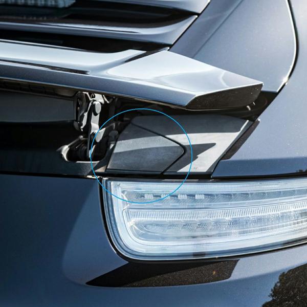 ポルシェ 991 カレラ 前期モデル用 ポルシェ純正 右側 リアスポイラー エンド カバーです。・ポルシェ純正パーツ・カラー：ブラック・単品販売(右側 リアスポイラー エンド カバー)*左側 リアスポイラー エンド カバーの商品番号は「99...