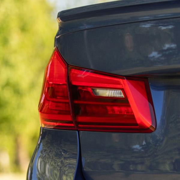 ヨーロッパで高い評価を得ているOEMメーカー、ULO社のBMW 5シリーズ G30 セダン用の左側インナー テールライトです。BMW 5シリーズ G30の各グレードに適合します。・車体左側用・バルブホルダー／バルブソケットが付属します・G3...