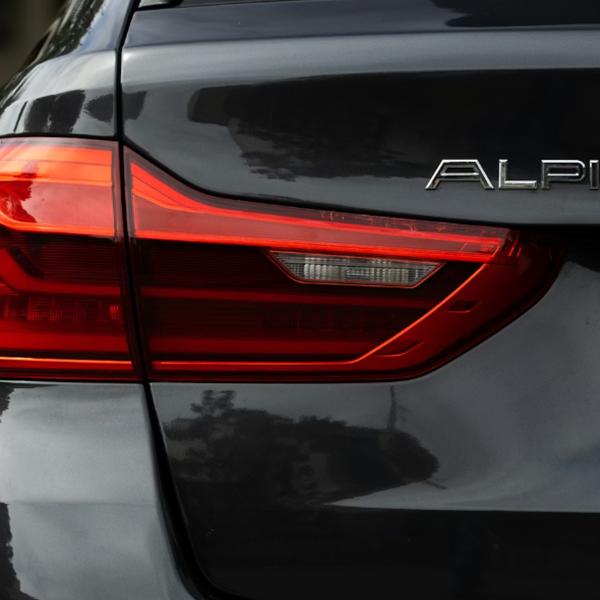 ヨーロッパで高い評価を得ているOEMメーカー、ULO社のBMW 5シリーズ G31 ツーリング用の左側インナー テールライトです。BMW 5シリーズ G31の各グレードに適合します。・車体左側用・バルブホルダー／バルブソケットが付属します・...