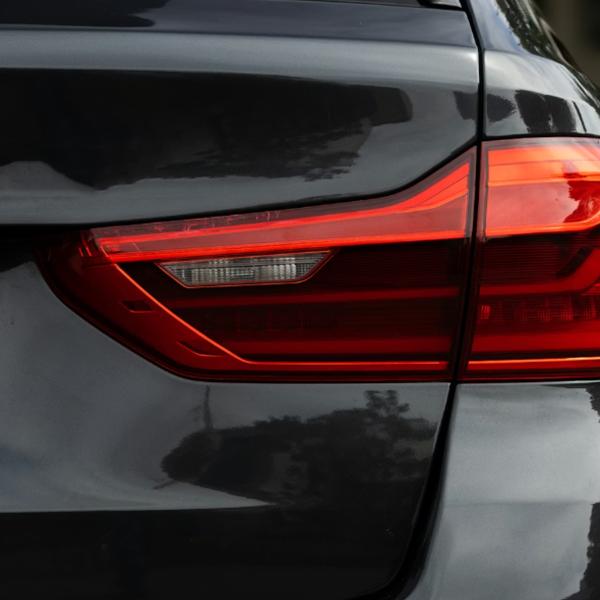 ヨーロッパで高い評価を得ているOEMメーカー、ULO社のBMW 5シリーズ G31 ツーリング用の右側インナー テールライトです。BMW 5シリーズ G31の各グレードに適合します。・車体右側用・バルブホルダー／バルブソケットが付属します・...