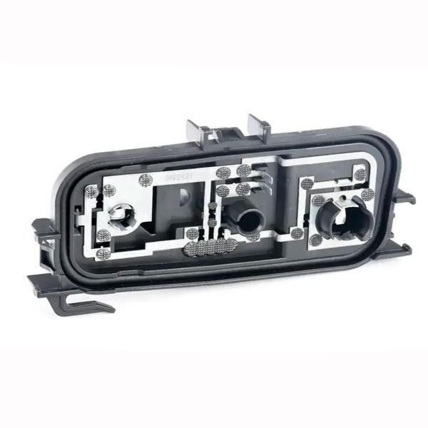 ヨーロッパで高い評価を得ているOEMメーカー、ULO社のBMW 3シリーズ F34前期 グランツーリスモ用の右側テールライト・バルブソケットです。BMW 3シリーズ F34 グランツーリスモ(前期)の各グレードに適合します。・車体右側用・右...