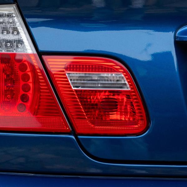 ヨーロッパで高い評価を得ているOEMメーカー、ULO社のBMW 3シリーズ後期 E46 クーペ／カブリオレ用の左側インナー テールライトです。BMW 3シリーズ後期 E46 クーペ／カブリオレの各グレードに適合します。・車体左側用・バルブホ...