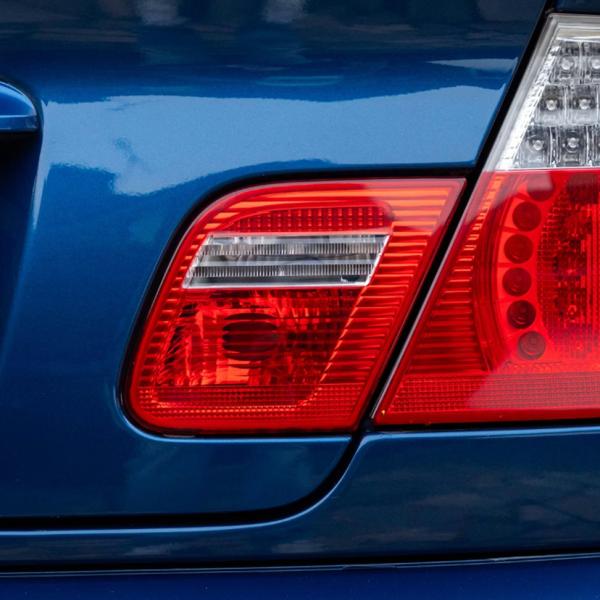 ヨーロッパで高い評価を得ているOEMメーカー、ULO社のBMW 3シリーズ後期 E46 クーペ／カブリオレ用の右側インナー テールライトです。BMW 3シリーズ後期 E46 クーペ／カブリオレの各グレードに適合します。・車体右側用・バルブホ...