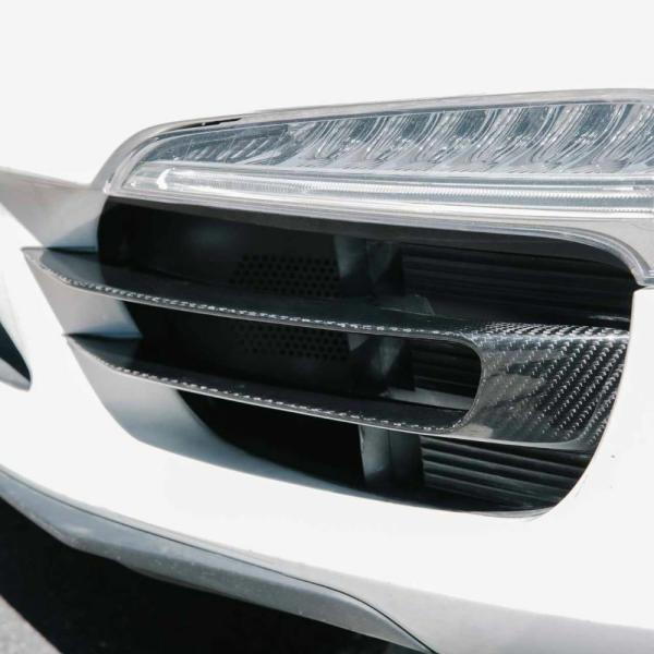 RENNLINEの カーボンファイバー製 フロント エアダクト スプリッター ポルシェ 911(991前期車) カレラ用です。特徴：・最先端加工技術と高品質カーボンファイバーの融合から生まれたエアダクト スプリッター・UVプロテクション加工...