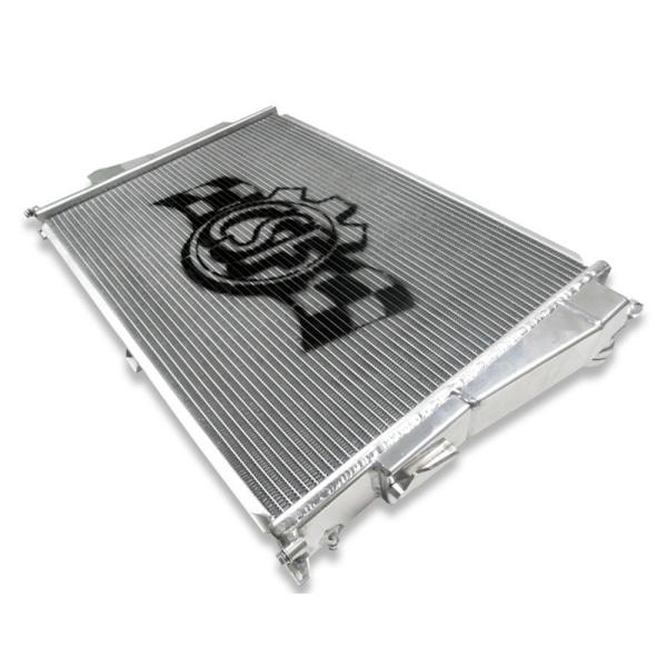 CSF製 BMW M3(E46)用 オールアルミニウム トリプルパスラジエーターです。トリプルパスフロー構造により、冷却液がラジエーターのコアを3回通過して出口温度を可能な限り低く抑えることができます。CSF独自のBチューブテクノロジーを搭...