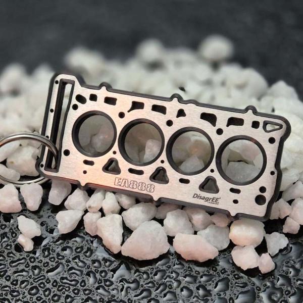 DisagrEEのEA888エンジンヘッドガスケットキーホルダーです。車好きのココロをくすぐるキーホルダーをリリースし続ける、ドイツDisagrEE社のキーホルダー。わかる人にはわかるデザインがキーの外側でさりげなく主張します。・"EA88...