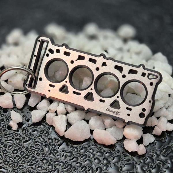 DisagrEEのEA888エンジンヘッドガスケットキーホルダーです。車好きのココロをくすぐるキーホルダーをリリースし続ける、ドイツDisagrEE社のキーホルダー。わかる人にはわかるデザインがキーの外側でさりげなく主張します。・"EA88...