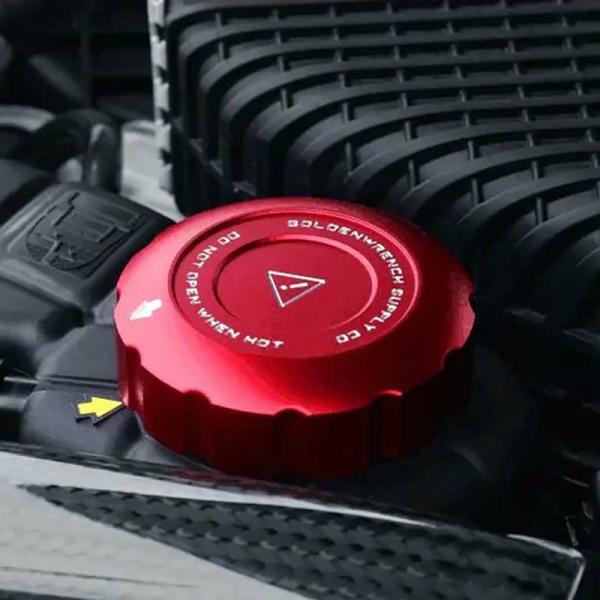 魅惑的なカスタムパーツを展開する米Goldenwrench Supplyのブラックライン・パフォーマンスクーラントキャップカバー(レッド)です。使用する際は、純正キャップの上から覆うように貼り付けます。車体に装着しても飾っておいても楽しめる...