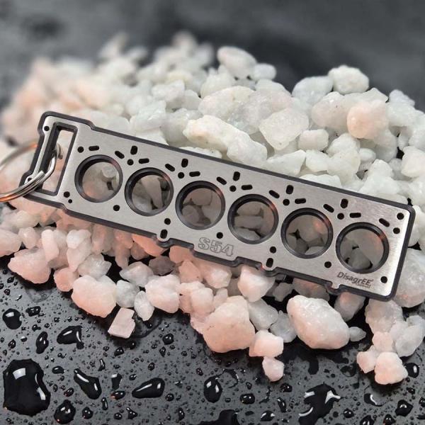 DisagrEEのBMW S54エンジンヘッドガスケットキーホルダーです。車好きのココロをくすぐるキーホルダーをリリースし続ける、ドイツDisagrEE社のキーホルダー。わかる人にはわかるデザインがキーの外側でさりげなく主張します。・"S5...