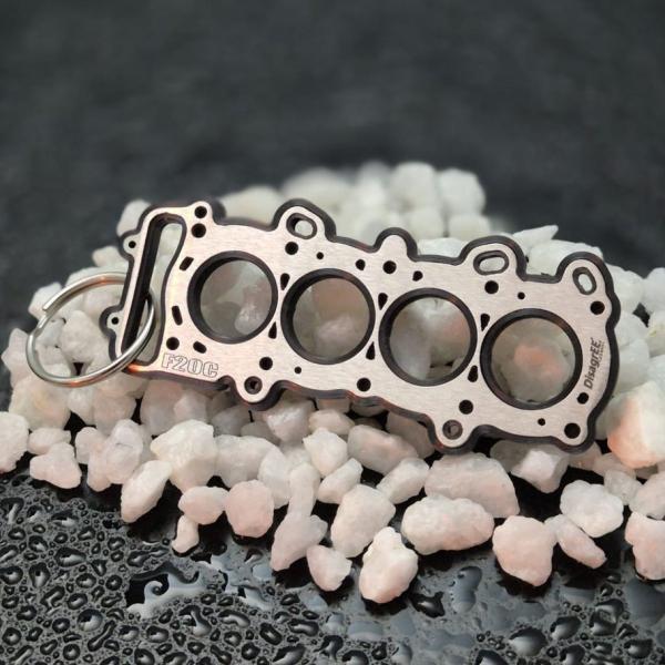 DisagrEEのホンダ F20Cエンジンヘッドガスケットキーホルダーです。車好きのココロをくすぐるキーホルダーをリリースし続ける、ドイツDisagrEE社のキーホルダー。わかる人にはわかるデザインがキーの外側でさりげなく主張します。・"F...