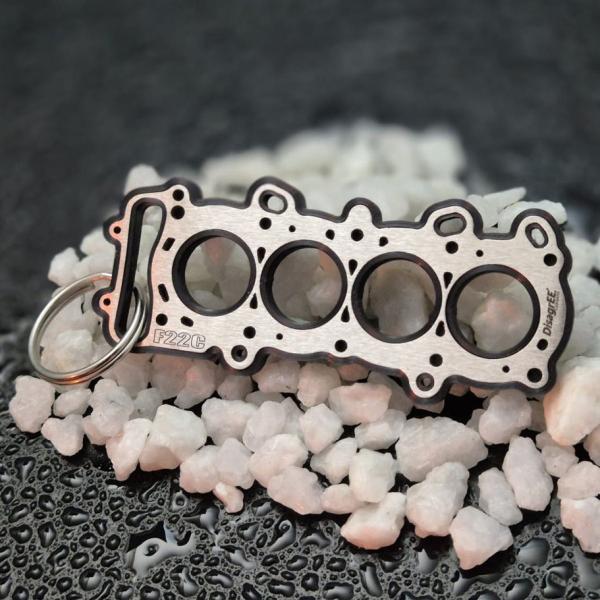 DisagrEEのホンダ F22Cエンジンヘッドガスケットキーホルダーです。車好きのココロをくすぐるキーホルダーをリリースし続ける、ドイツDisagrEE社のキーホルダー。わかる人にはわかるデザインがキーの外側でさりげなく主張します。・"F...