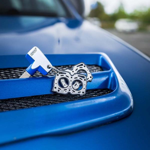 DisagrEEのスバル EJエンジンヘッドガスケットキーホルダーです。車好きのココロをくすぐるキーホルダーをリリースし続ける、ドイツDisagrEE社のキーホルダー。わかる人にはわかるデザインがキーの外側でさりげなく主張します。・"EJ"...