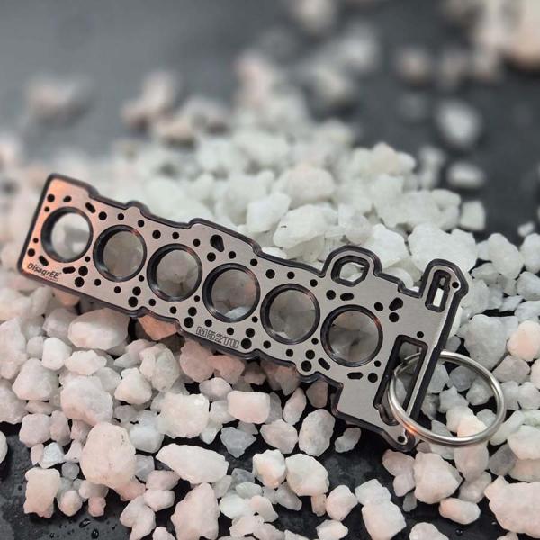 DisagrEEのBMW M52TUエンジンヘッドガスケットキーホルダーです。車好きのココロをくすぐるキーホルダーをリリースし続ける、ドイツDisagrEE社のキーホルダー。わかる人にはわかるデザインがキーの外側でさりげなく主張します。・"...