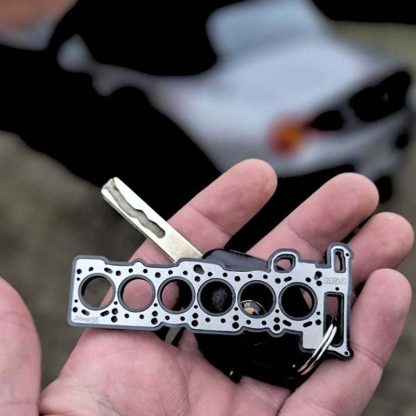 DisagrEEのBMW M54エンジンヘッドガスケットキーホルダーです。車好きのココロをくすぐるキーホルダーをリリースし続ける、ドイツDisagrEE社のキーホルダー。わかる人にはわかるデザインがキーの外側でさりげなく主張します。・"M5...