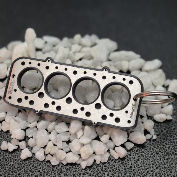 DisagrEEのオースチン ミニ1275エンジンヘッドガスケットキーホルダーです。車好きのココロをくすぐるキーホルダーをリリースし続ける、ドイツDisagrEE社のキーホルダー。わかる人にはわかるデザインがキーの外側でさりげなく主張します...