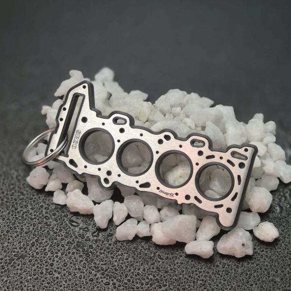 DisagrEEの日産 SR20エンジンヘッドガスケットキーホルダーです。車好きのココロをくすぐるキーホルダーをリリースし続ける、ドイツDisagrEE社のキーホルダー。わかる人にはわかるデザインがキーの外側でさりげなく主張します。・"SR...