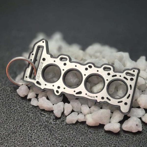 DisagrEEの日産 SR20DETエンジンヘッドガスケットキーホルダーです。車好きのココロをくすぐるキーホルダーをリリースし続ける、ドイツDisagrEE社のキーホルダー。わかる人にはわかるデザインがキーの外側でさりげなく主張します。・...