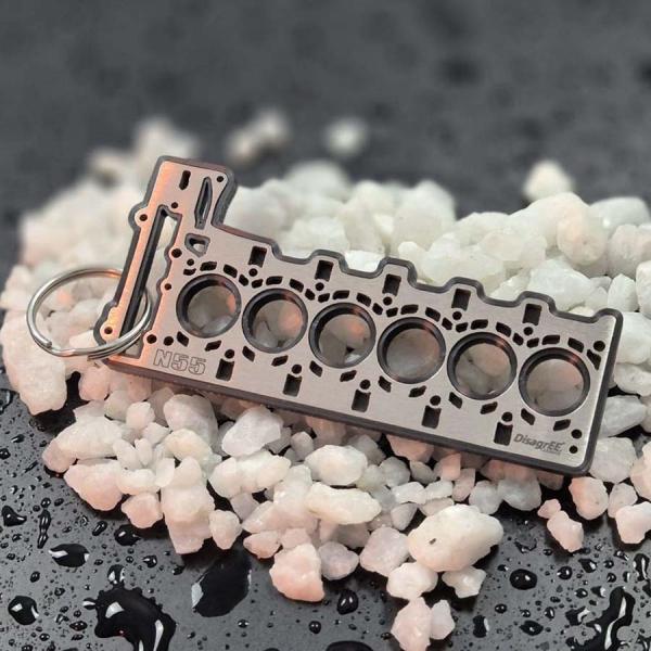 DisagrEEのBMW N55エンジンヘッドガスケットキーホルダーです。車好きのココロをくすぐるキーホルダーをリリースし続ける、ドイツDisagrEE社のキーホルダー。わかる人にはわかるデザインがキーの外側でさりげなく主張します。・"N5...