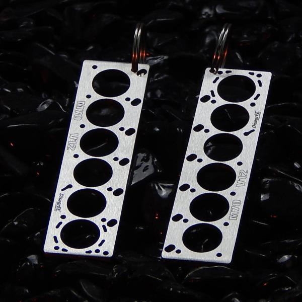 DisagrEEのBMW M70エンジンヘッドガスケットキーホルダーです。車好きのココロをくすぐるキーホルダーをリリースし続ける、ドイツDisagrEE社のキーホルダー。わかる人にはわかるデザインがキーの外側でさりげなく主張します。・"M7...