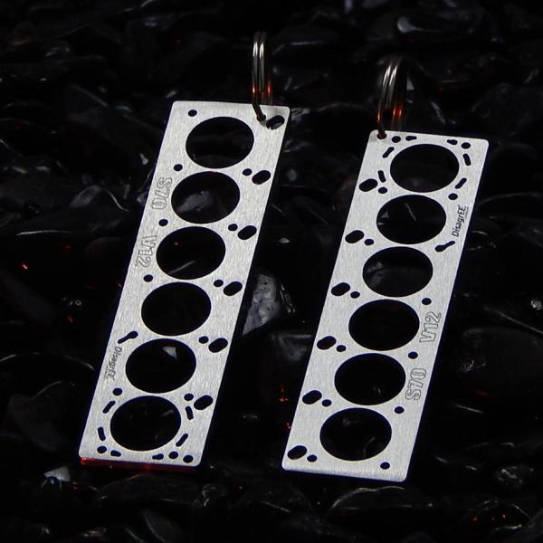 DisagrEEのBMW M70エンジンヘッドガスケットキーホルダーです。車好きのココロをくすぐるキーホルダーをリリースし続ける、ドイツDisagrEE社のキーホルダー。わかる人にはわかるデザインがキーの外側でさりげなく主張します。・"S7...