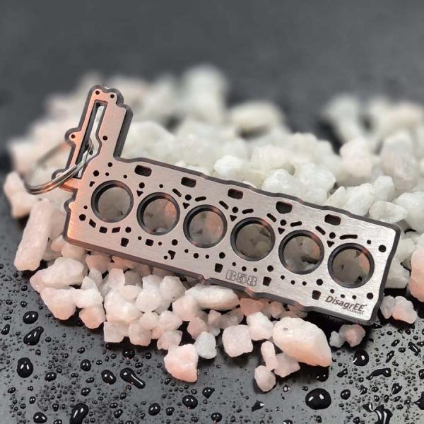 DisagrEEのBMW B58エンジンヘッドガスケットキーホルダーです。車好きのココロをくすぐるキーホルダーをリリースし続ける、ドイツDisagrEE社のキーホルダー。わかる人にはわかるデザインがキーの外側でさりげなく主張します。・"B5...