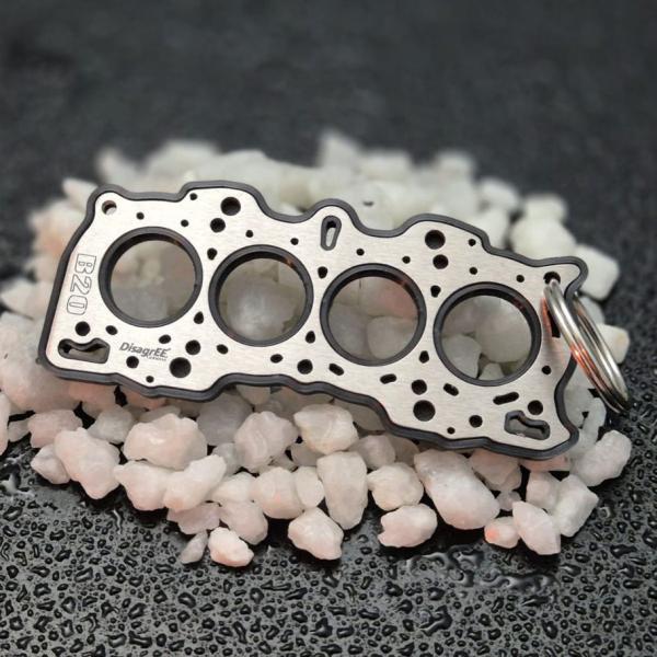 DisagrEEのホンダ B20エンジンヘッドガスケットキーホルダーです。車好きのココロをくすぐるキーホルダーをリリースし続ける、ドイツDisagrEE社のキーホルダー。わかる人にはわかるデザインがキーの外側でさりげなく主張します。・"B2...