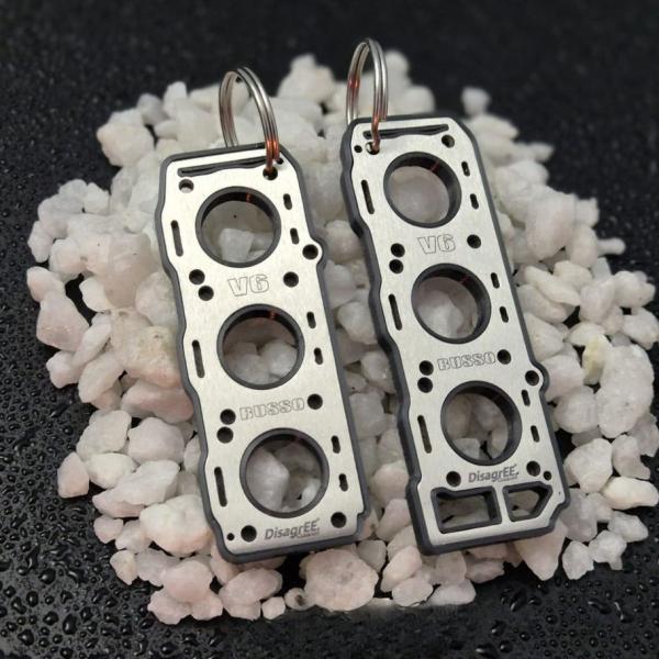 DisagrEEのアルファロメオ ブッソV6エンジンヘッドガスケットキーホルダーです。車好きのココロをくすぐるキーホルダーをリリースし続ける、ドイツDisagrEE社のキーホルダー。わかる人にはわかるデザインがキーの外側でさりげなく主張しま...