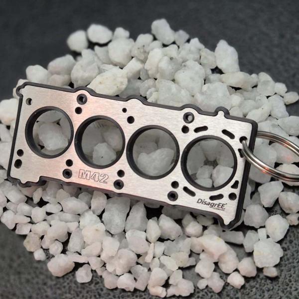 DisagrEEのBMW M42エンジンヘッドガスケットキーホルダーです。車好きのココロをくすぐるキーホルダーをリリースし続ける、ドイツDisagrEE社のキーホルダー。わかる人にはわかるデザインがキーの外側でさりげなく主張します。・"M4...