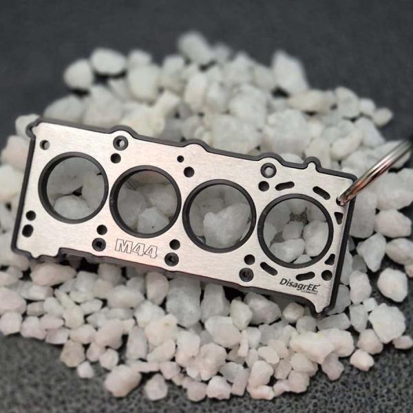 DisagrEEのBMW M44エンジンヘッドガスケットキーホルダーです。車好きのココロをくすぐるキーホルダーをリリースし続ける、ドイツDisagrEE社のキーホルダー。わかる人にはわかるデザインがキーの外側でさりげなく主張します。・"M4...