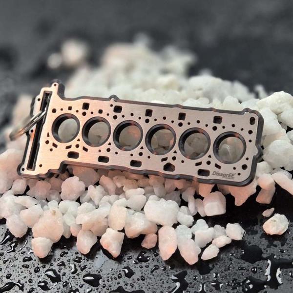 DisagrEEのBMW S58エンジンヘッドガスケットキーホルダーです。車好きのココロをくすぐるキーホルダーをリリースし続ける、ドイツDisagrEE社のキーホルダー。わかる人にはわかるデザインがキーの外側でさりげなく主張します。・"S5...