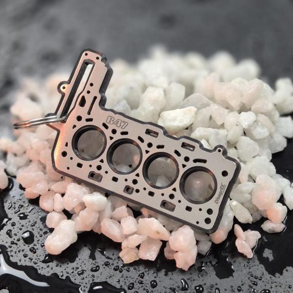 DisagrEEのBMW B4７エンジンヘッドガスケットキーホルダーです。車好きのココロをくすぐるキーホルダーをリリースし続ける、ドイツDisagrEE社のキーホルダー。わかる人にはわかるデザインがキーの外側でさりげなく主張します。・"B4...