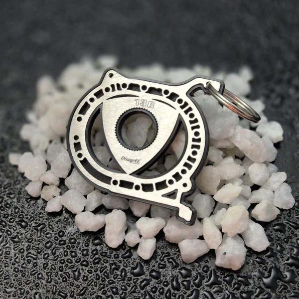 DisagrEEのマツダ 13Bエンジン ロータリーセクションキーホルダーです。車好きのココロをくすぐるキーホルダーをリリースし続ける、ドイツDisagrEE社のキーホルダー。わかる人にはわかるデザインがキーの外側でさりげなく主張します。・...