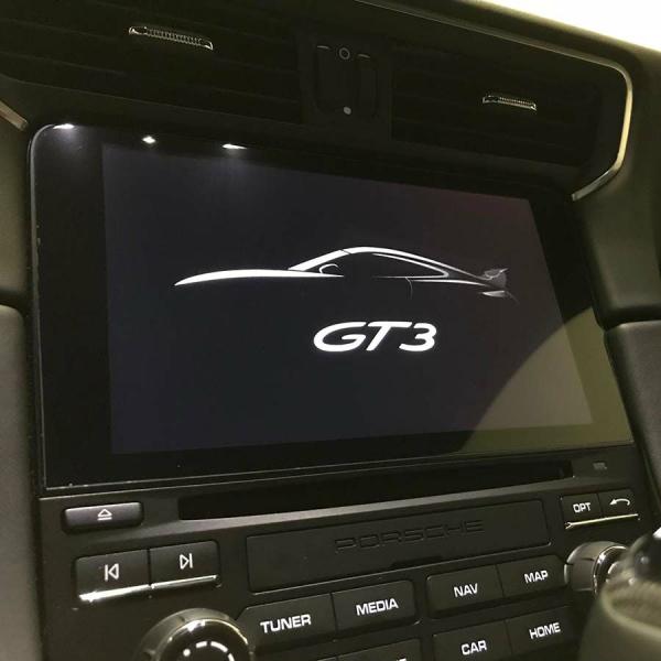 Salter AeroのPCMスクリーンプロテクターです。991型911と982型の718ボクスター、718ケイマンの全グレードに適合します。PCMスクリーンは、日々の使用で劣化や摩耗が蓄積し、ある日突然傷がついたりタッチ感が悪くなったりす...