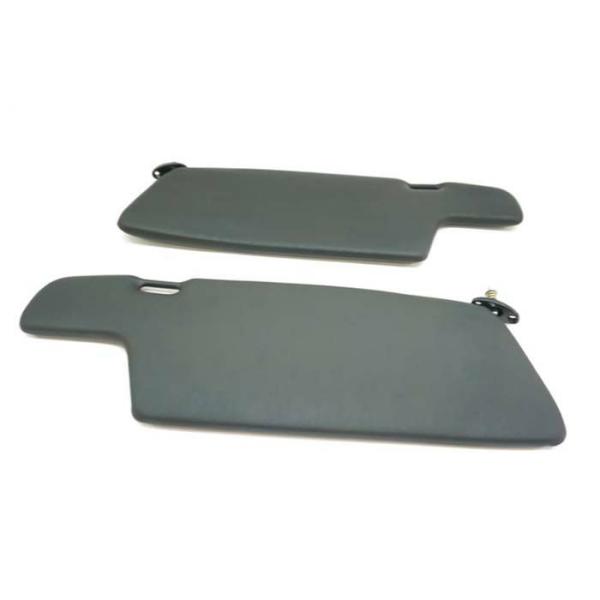 Stoddardのブラック・サンバイザーセットです。ポルシェ 911(901)や930のクーペモデルに適合します。紫外線の影響を受け、退色しやすいサンバイザー。新品へと交換することで、インテリアが引き締まった印象に変化します。