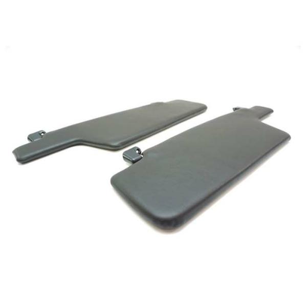 Stoddardのブラック・サンバイザーセットです。ポルシェ 911(901)や930のタルガモデルに適合します。紫外線の影響を受け、退色しやすいサンバイザー。新品へと交換することで、インテリアが引き締まった印象に変化します。