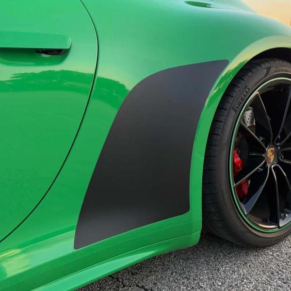 MagnaFin(マグナフィン)のWrapFin・ストーンガードです。ポルシェ 992型911のカレラ、カレラ4、カレラS、カレラ4S、カレラGTS、カレラ4GTS、タルガ4S、タルガ4GTSに適合します。カラーはディープブラック(純正スト...