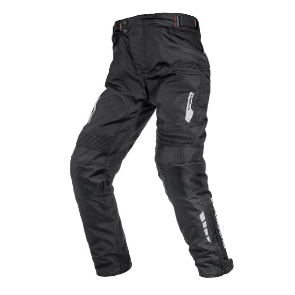 着脱可能なサスペンダーや保温ライナーを備え利便性を向上したウインターライディングパンツ。膝にはCE規格レベル2ソフトプロテクターを標準装備。・Reflective panel for night safety・Removable therm...