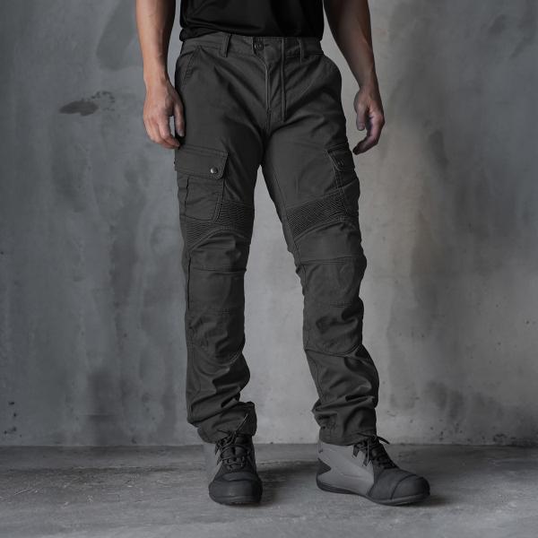 ストレッチコットンを使用した、風合いの良いコットンカーゴパンツ。膝には自然なフィット感と高い衝撃吸収性を備えたENIGMA G2ソフトプロテクター(CE規格レベル2認証取得)、腰横にはEVAパッドを標準装備。別売りのSK-863 ゲルクッシ...