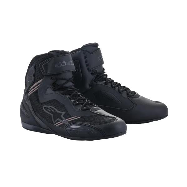 ・先進の軽量性に優れたシームレス熱結合マイクロファイバーと、抜群の通気性を備えたニット素材を組み合わせたニュースタイルライディングシューズ。・スニーカーのような軽さと見た目ながら、バイク用として必須のかかと、つま先にはTPUインナープロテク...