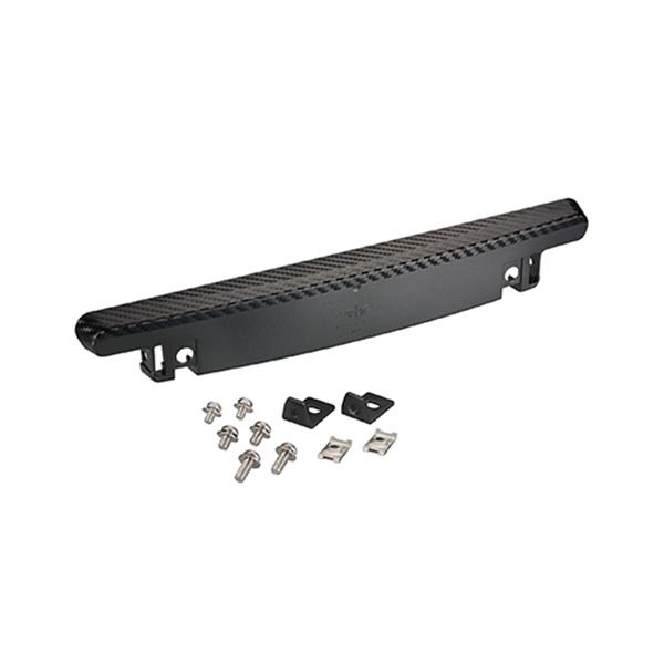 カーボンルックナンバースティ。TOP面のキャラクターラインがカーボン柄の美しさを強調します。取付け面がR1500の曲面で、ボディラインと融合します。下向き角度5°~10°で調整可能。ボルトはすべてサビにくいステンレス製。【製品仕様】品名 L...