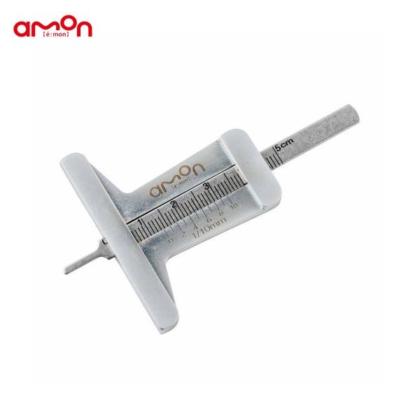 ■タイヤの磨耗状態をチェックできる■50mmまで測定可能【仕様】・精度：目盛り：測定最大50mm（1/10mmの目盛り）【材質】・タイヤ溝ゲージ：亜鉛合金・目盛り棒：スチール【内容物】・タイヤ溝ゲージ：1個■品番：8823■メーカー：エーモ...