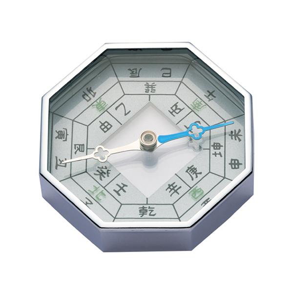 ◆◆用途◆◆風水での方位確認・東西南北の方向確認用方向コンパス。◆◆機能◆◆コンパス下の地図や図面が見えるので、建築土地の方位を見るのに最適です。◆◆仕様◆◆●本体サイズ：幅55mm×高さ55mm×奥行12mm。●重量：34g。●文字板：和...